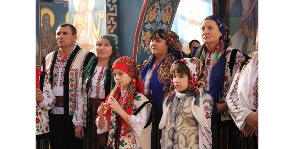 Colinde la Mănăstirea Marta și Maria - Ansamblul ”Floricica mărului ...